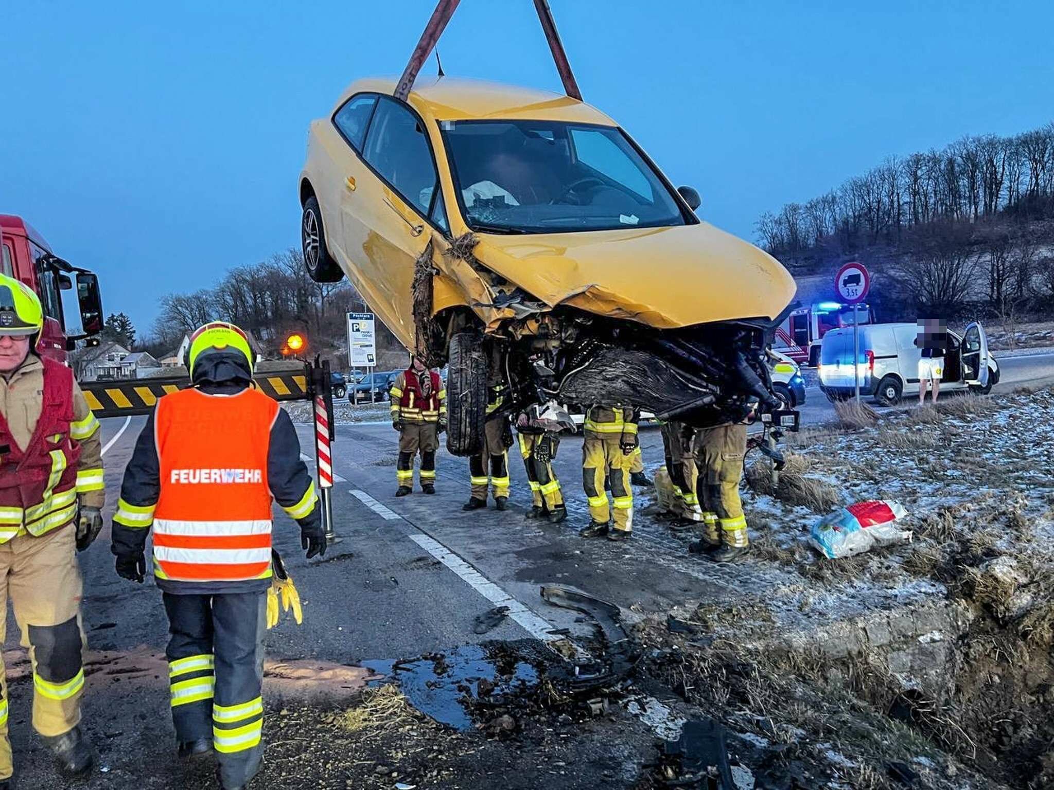 Unfall Bezirk Melk: Totalschaden auf der B1 - Melk