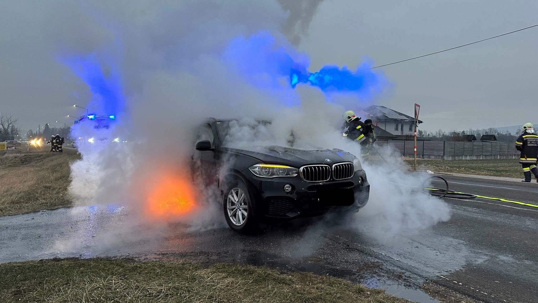PKW Brand: Brennender PKW fährt auf der S33 Richtung St.Pölten - Niederösterreich