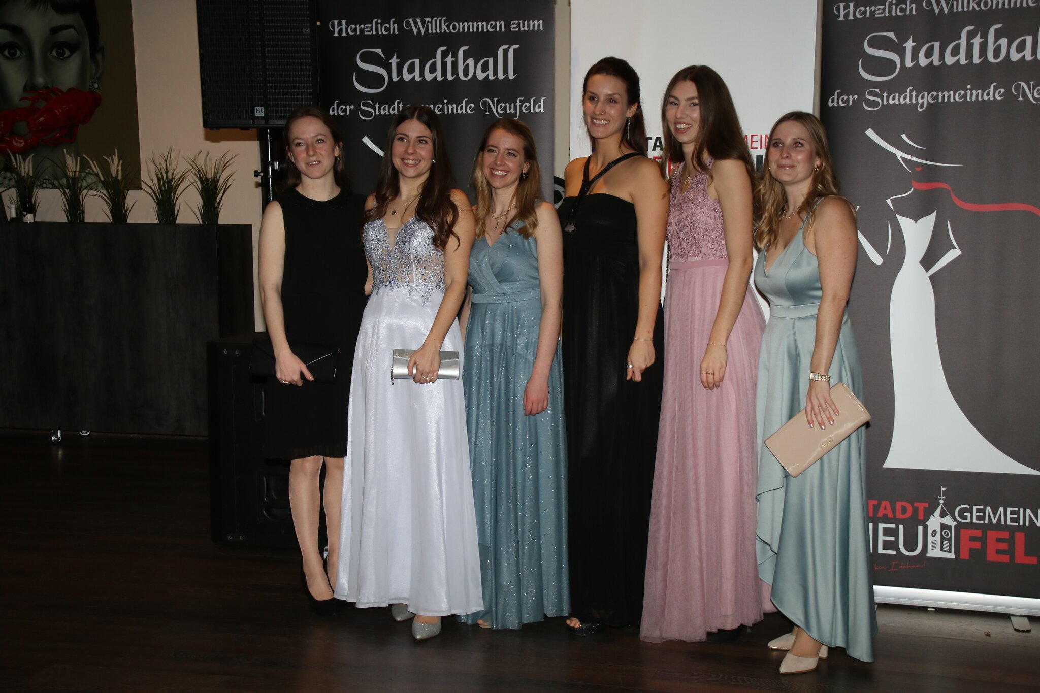 Stadtball in Neufeld: Im Neufeldersee Hotel wurde das Tanzbein ...