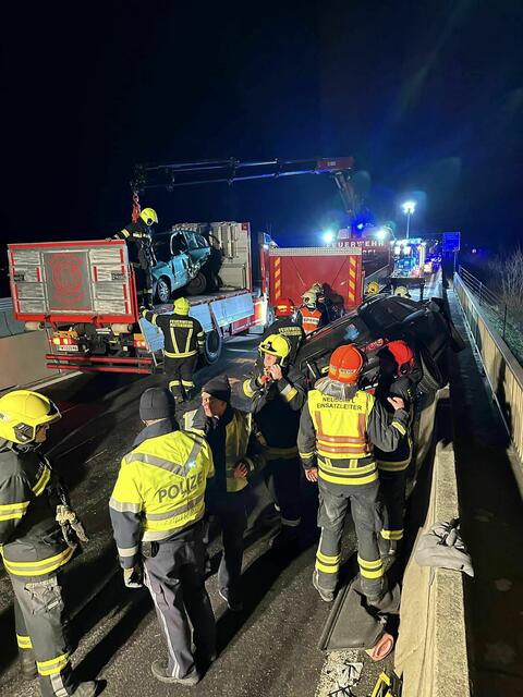 Unfall auf der S4: Zwei Fahrzeuge kollidierten auf der Schnellstraße ...