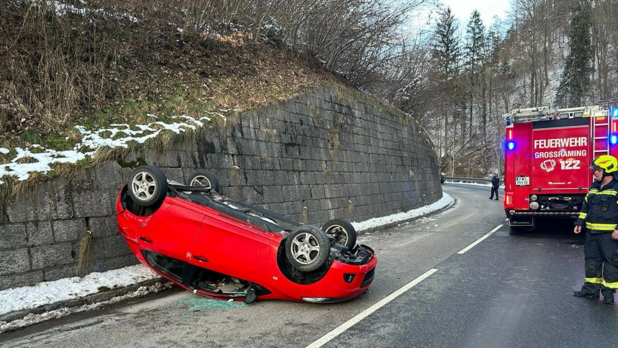 Feuerwehr im Einsatz: Auto landet in Großraming auf dem Dach - Steyr ...