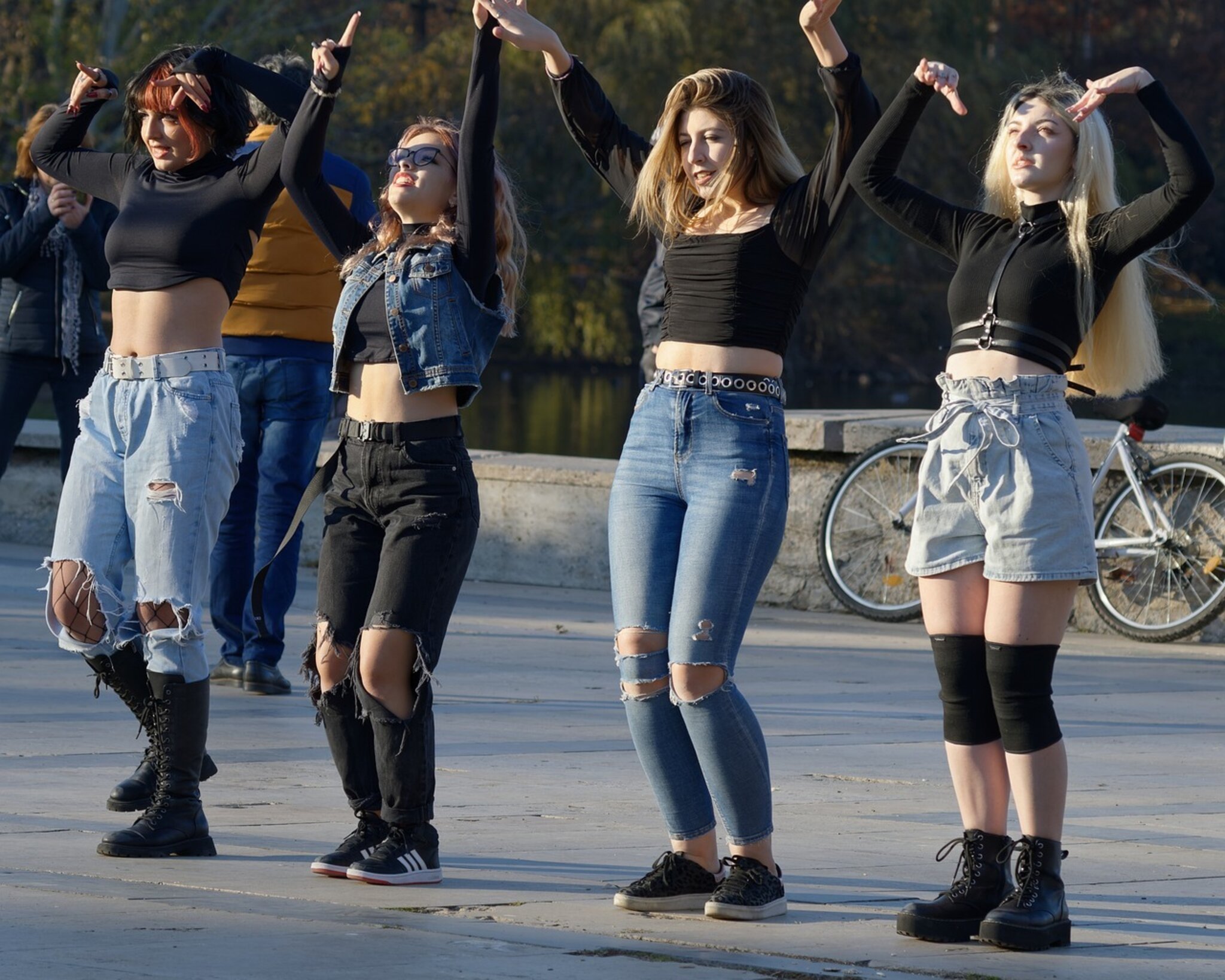 Tanz vor dem Rathaus: Zeichen gegen Gewalt an Frauen und Mädchen - Baden