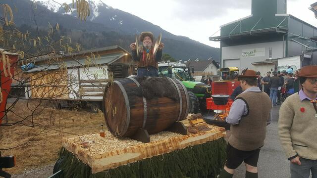 Fasching in Inzing und Fasnacht in Flaurling: Zwei Dörfer treiben es ...