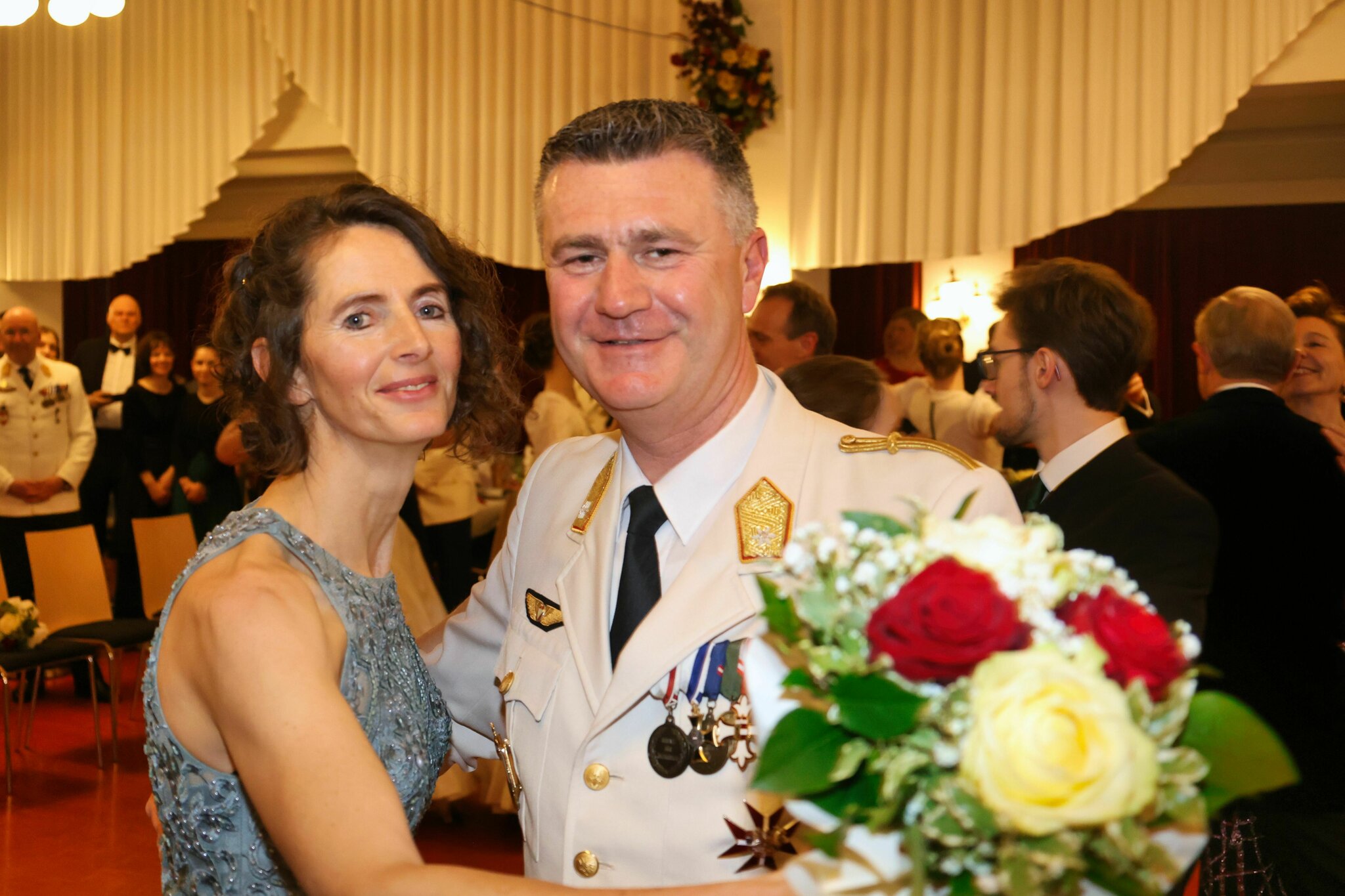 Bundesheer: Weiße Uniformen und bunte Ballkleider im Walzertakt - Flachgau