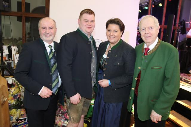 Ballsaison: Triestingtals Bauern stürmten den Glassalon in Neuhaus ...