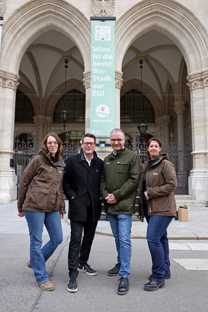 Fahne am Rathaus: Wien ist die beste Bio-Stadt der Europäischen Union ...
