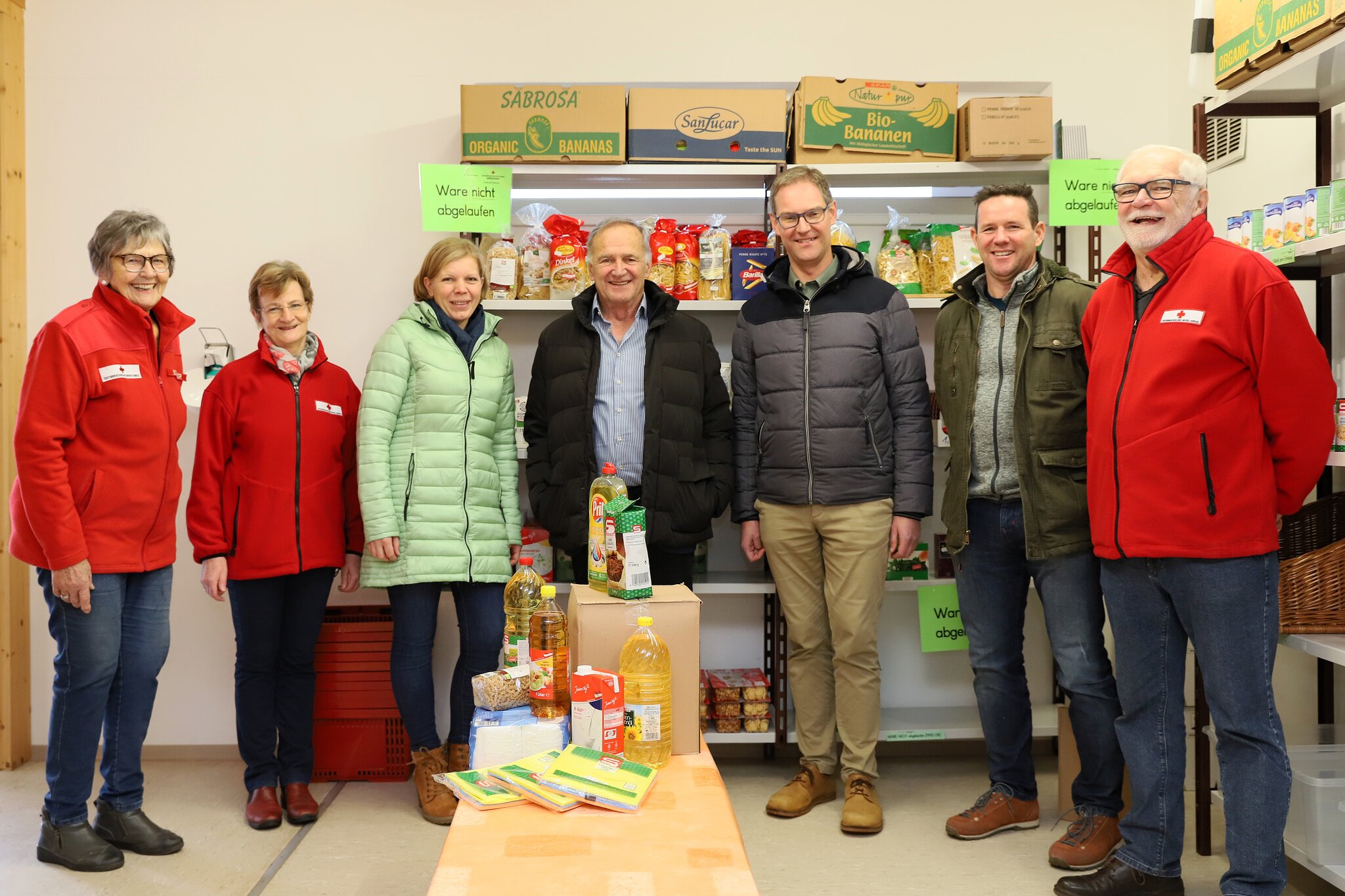Rotkreuz-Markt Weyer: Goldhauben und Gemeinde stellen Warenspenden zur ...
