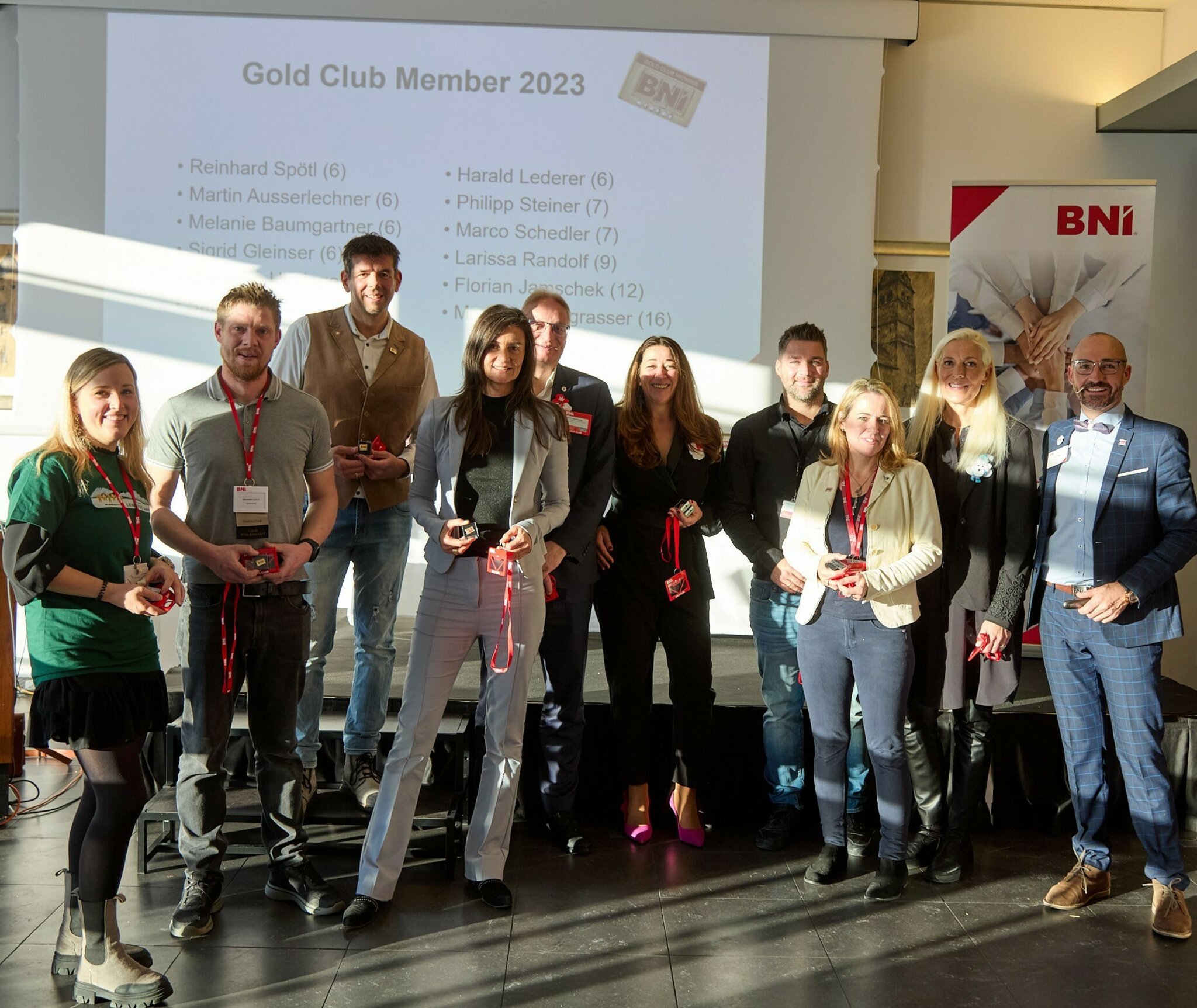 Ehrung bei BNI Tirol: Unternehmer in den BNI Gold Club aufgenommen ...