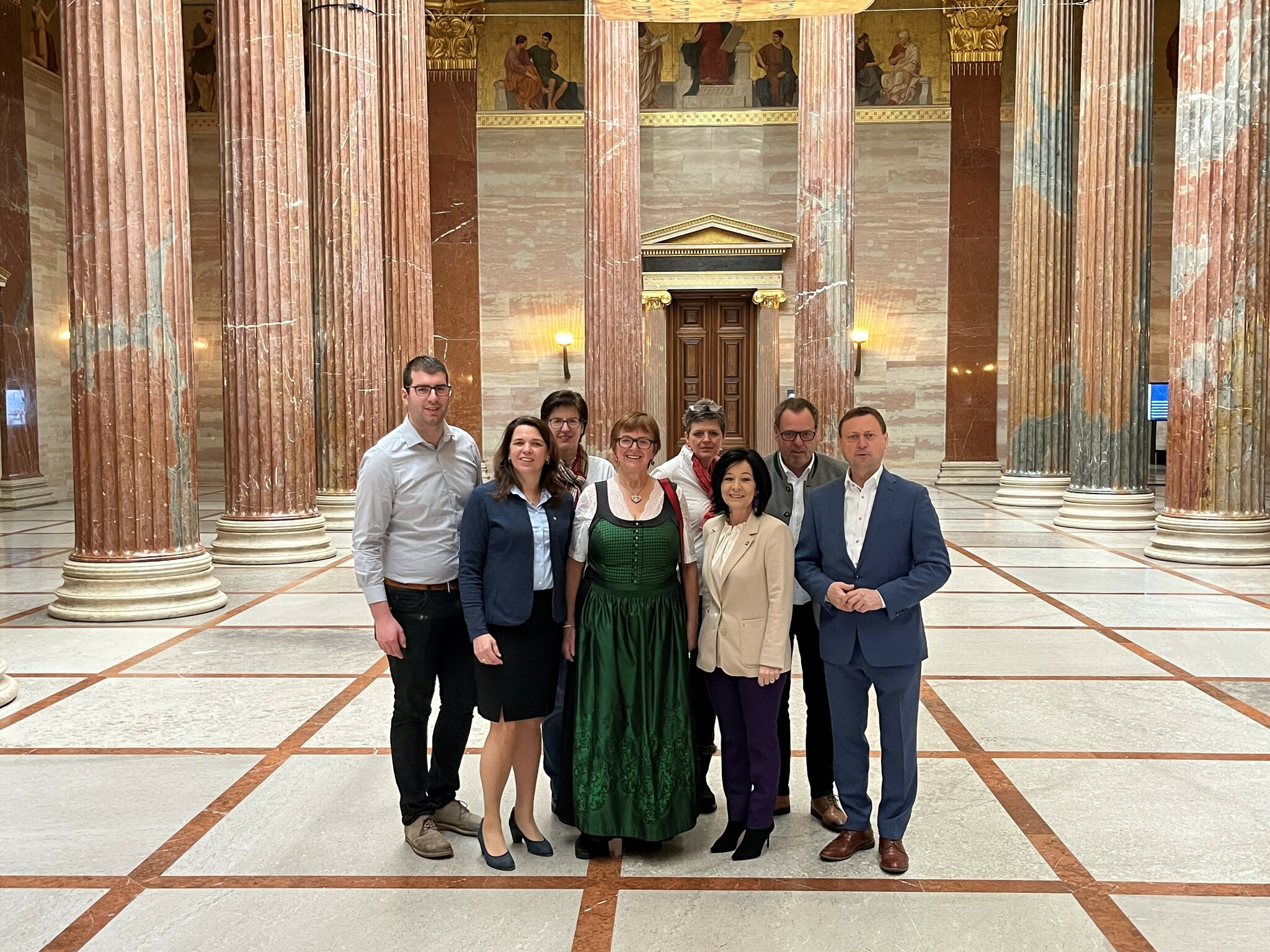 Parlamentsbesuch: „Herzerl Mitzi“ besucht das hohe Haus in Wien - Lilienfeld