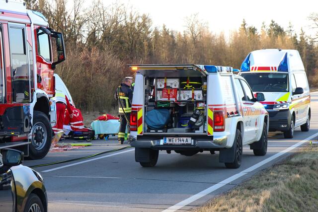 Crash in Gunskirchen: Schwerverletzter wurde stundenlang aus Wrack geschnitten - Wels & Wels Land