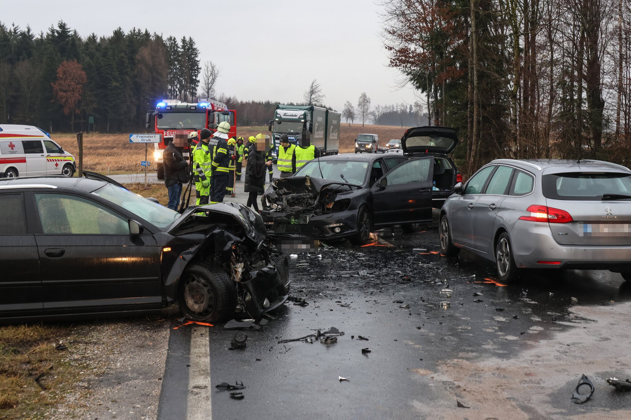 Unfall fordert Verletzte: Schwerer Crash mit vier Autos in Waizenkirchen - Grieskirchen & Eferding