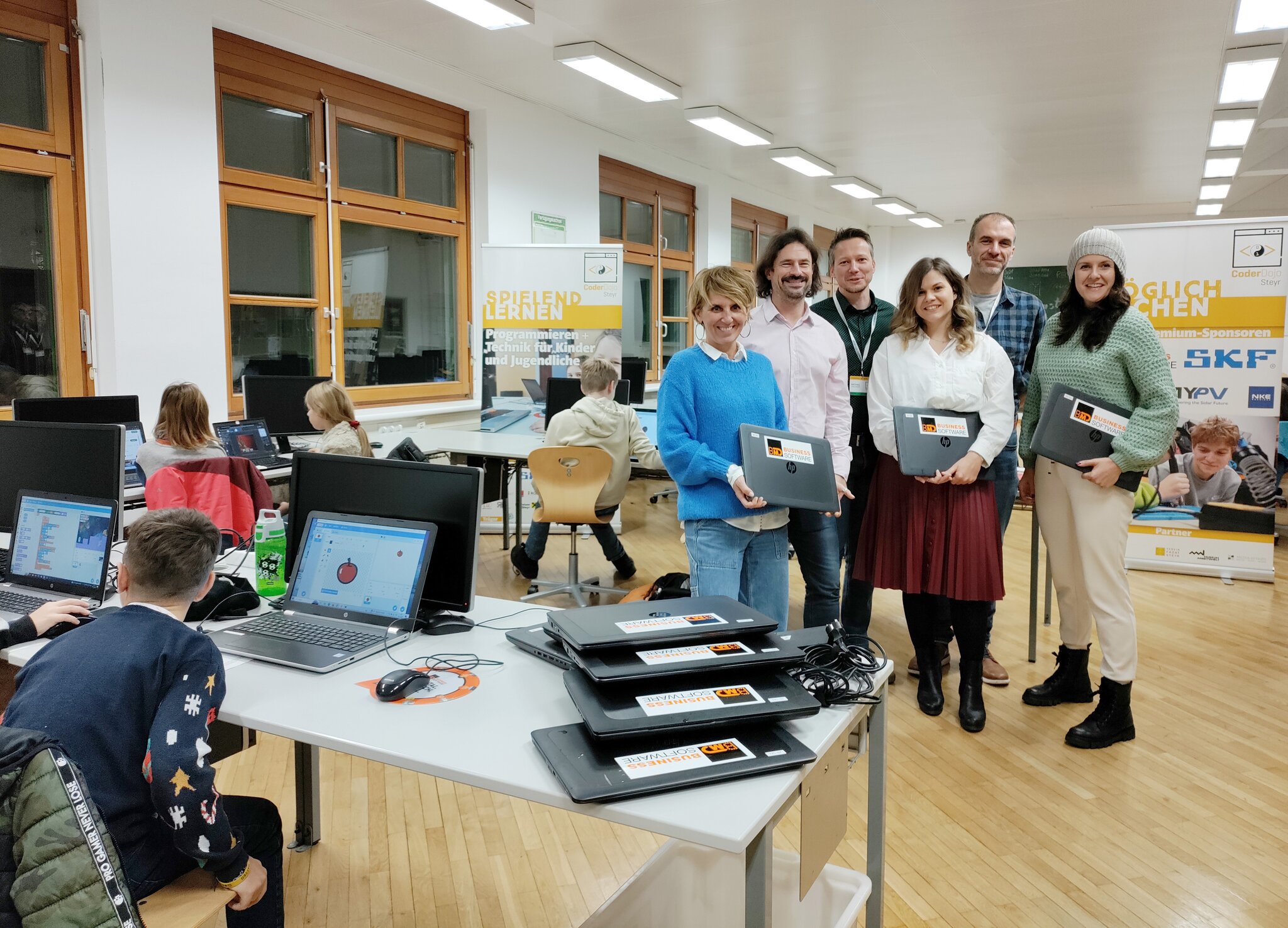 CoderDojo Steyr: BMD spendet Laptops an CoderDojo Steyr - Steyr & Steyr Land