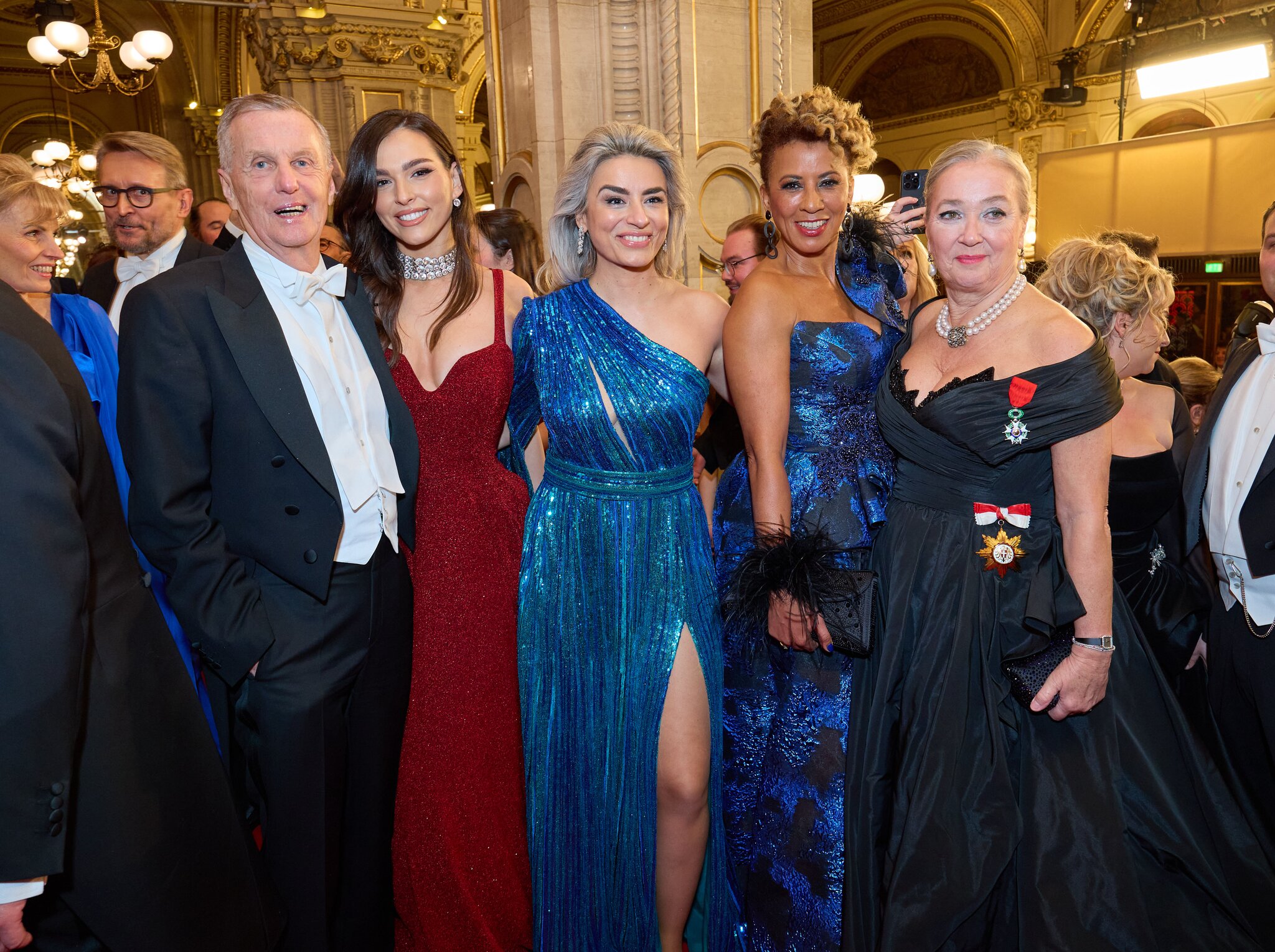 Best Dressed: Die schillerndsten Kleider & schönsten Roben am Opernball ...