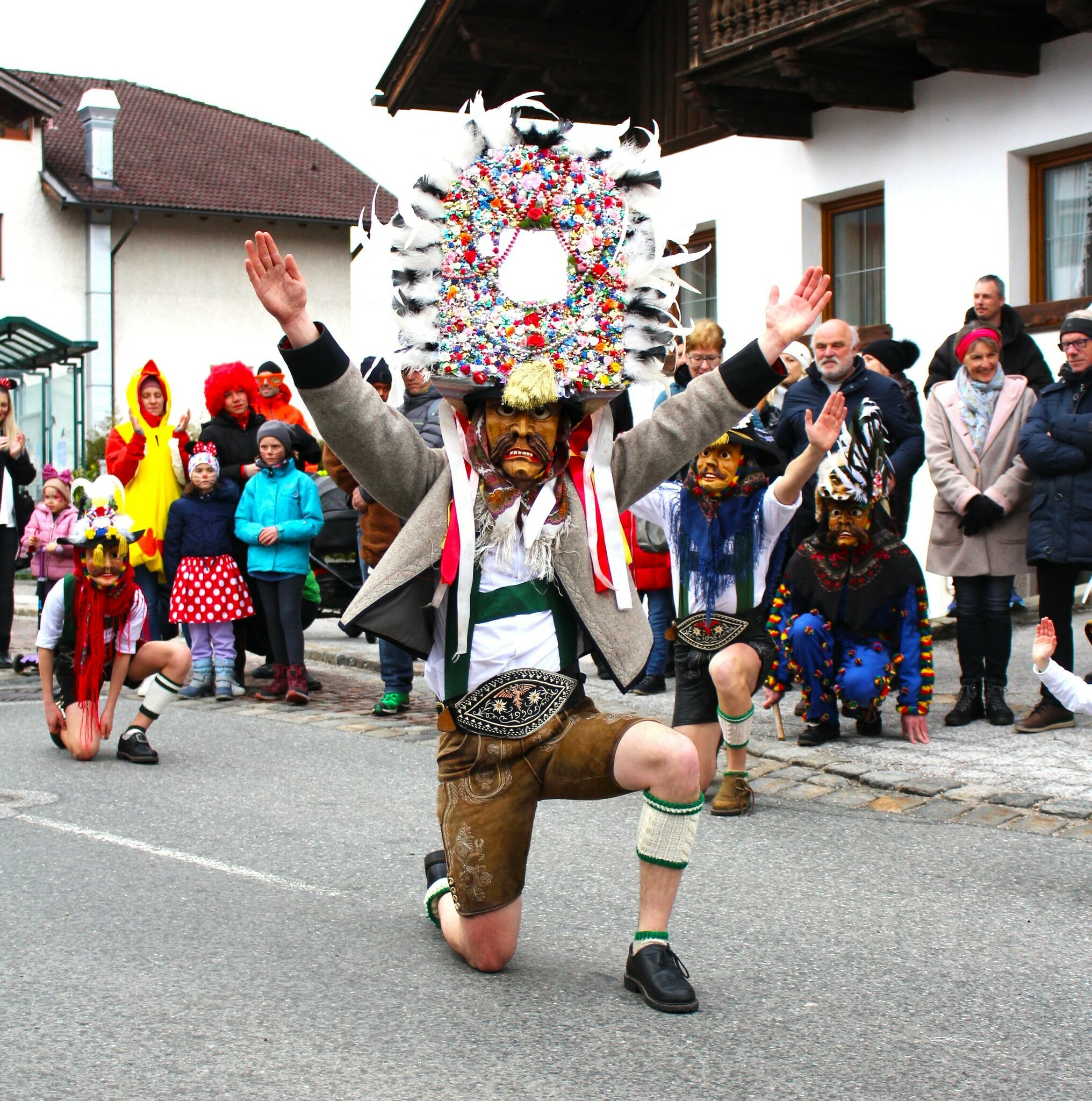 Faschingsumzug in Sistrans: Umzug der "Sischtiger Huttler" durchs Dorf - Hall-Rum