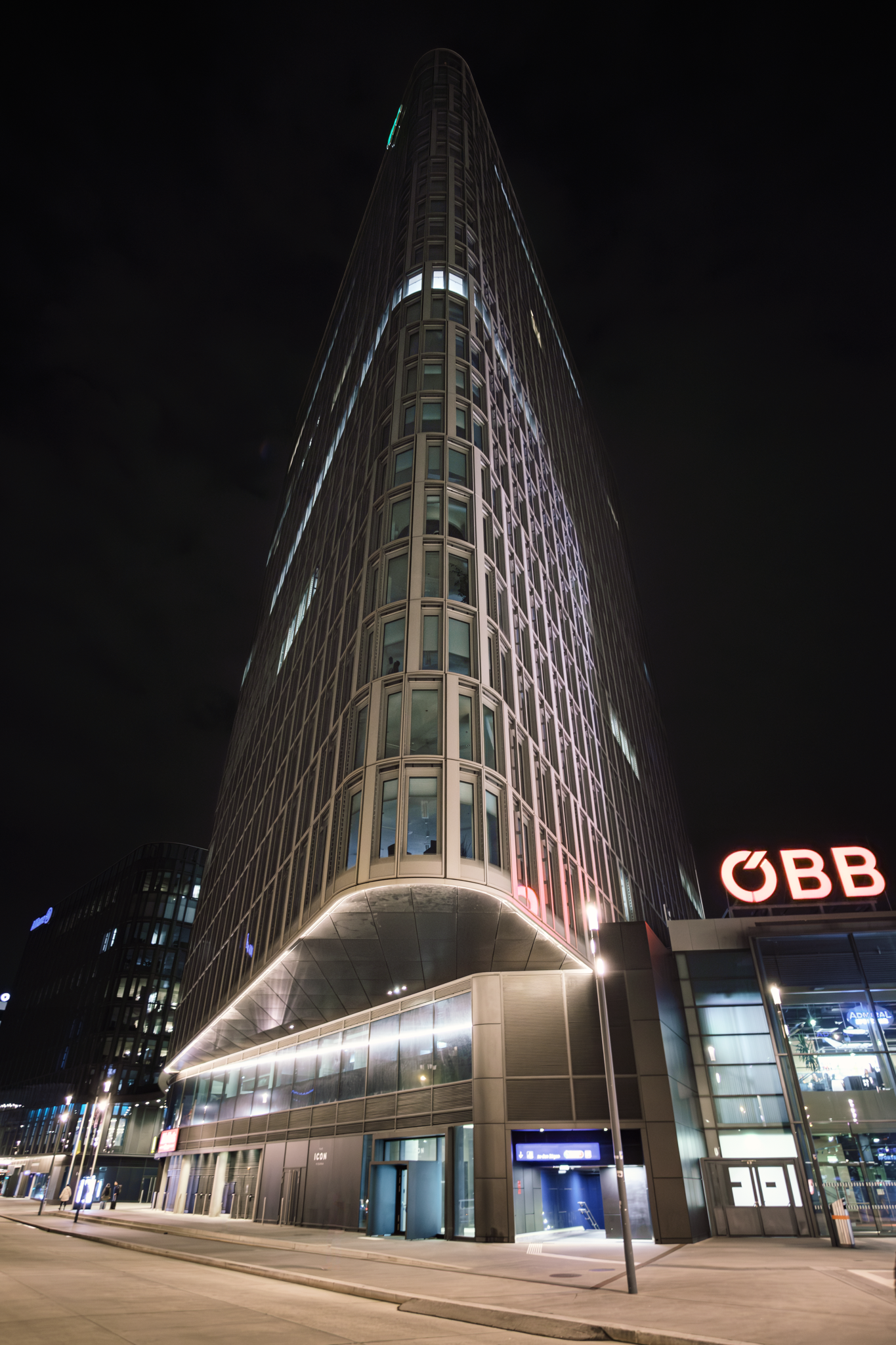 Architekturfotografie bei Nacht: Das Icon Vienna - ein strahlender ...
