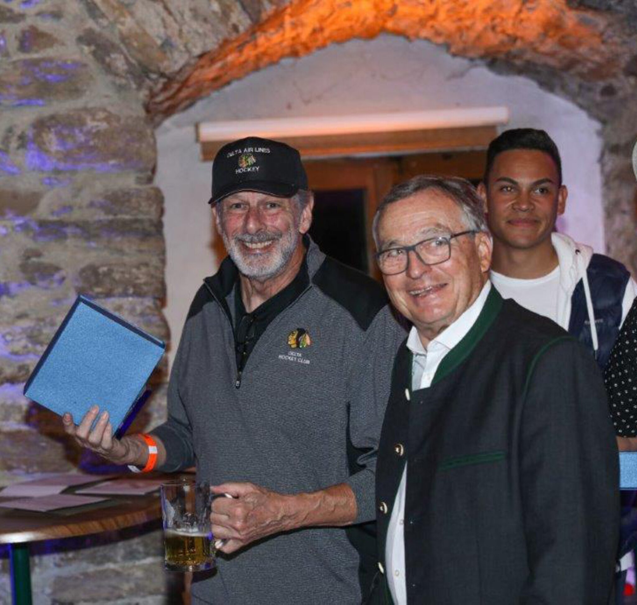 Pinzgauer Original: Helmuth Mayer ist mit 75 noch immer auf dem Eis ...