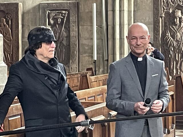 Wien: Fastentuch von Gottfried Helnwein verhüllt Stephansdom-Altar ...