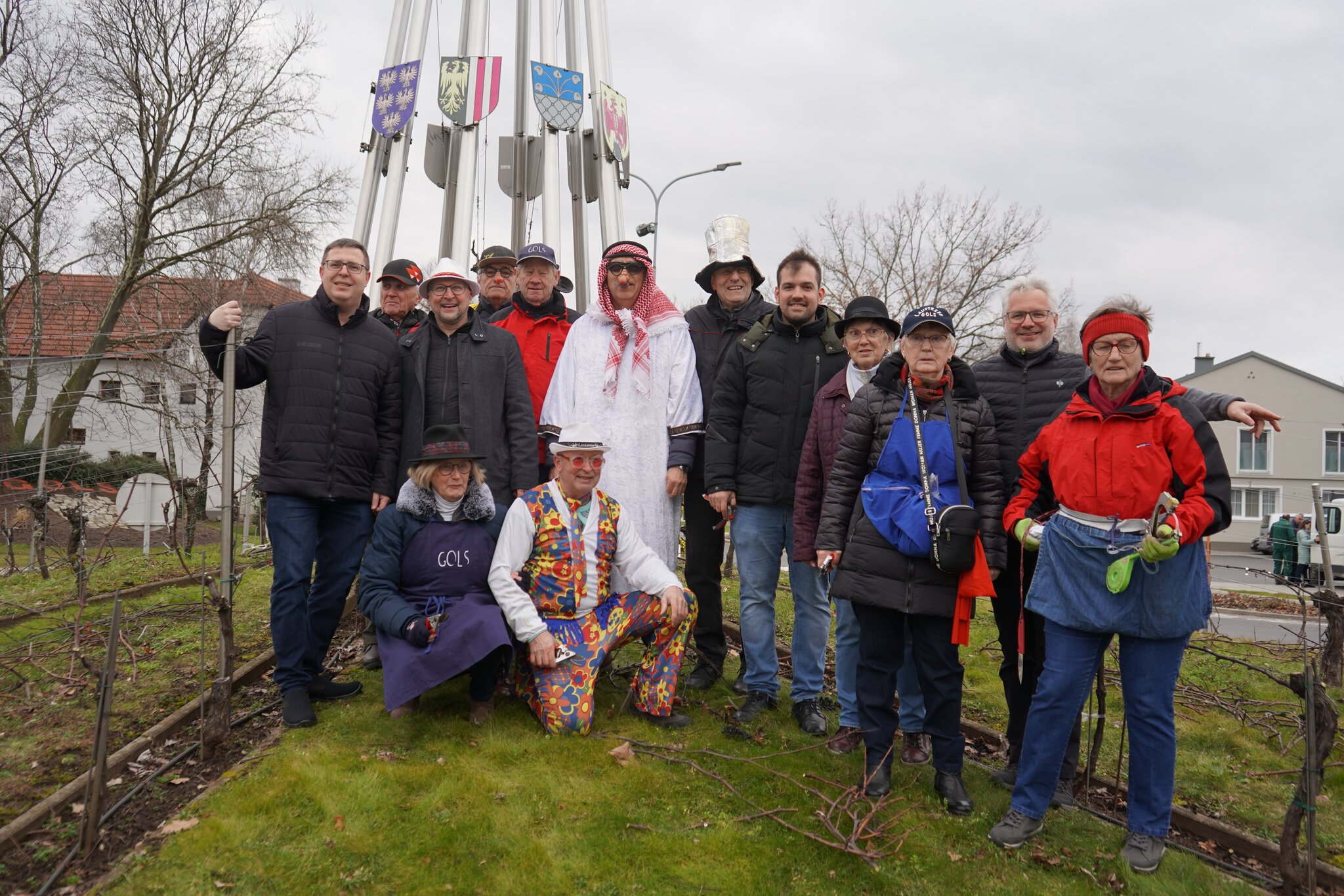 Faschingdienstag in Gols: Rebschnitt mit Öl-Scheich und Hippie - Neusiedl am See