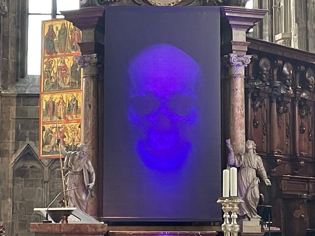 Wien: Fastentuch von Gottfried Helnwein verhüllt Stephansdom-Altar ...