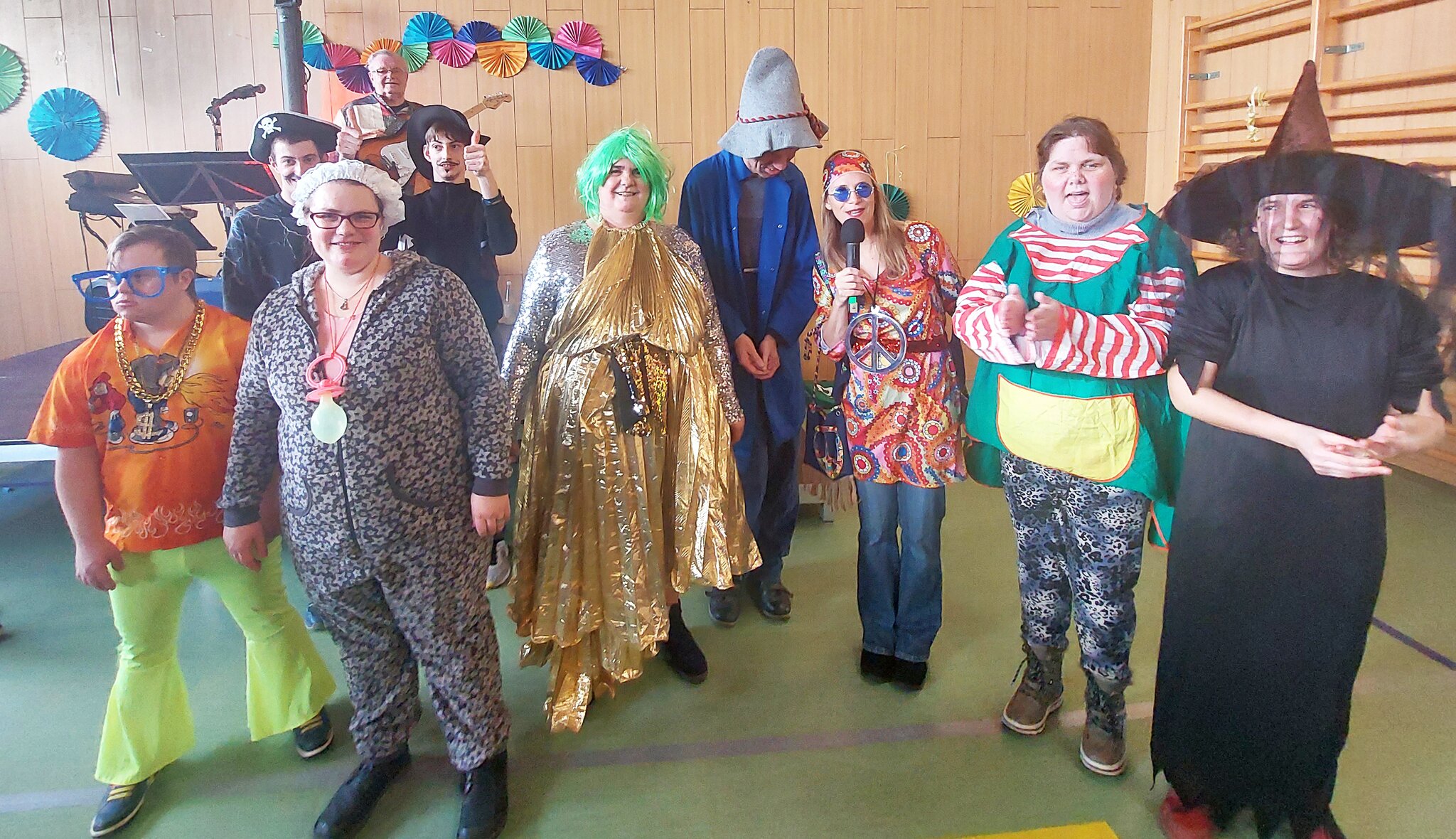Faschingsfest Alkoven: Ausgelassene Faschingsstimmung im Institut ...