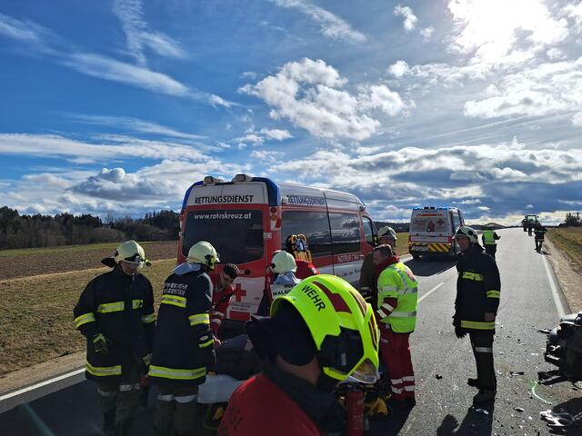 Waldenstein: Hubschraubereinsatz nach Frontalcrash - Gmünd