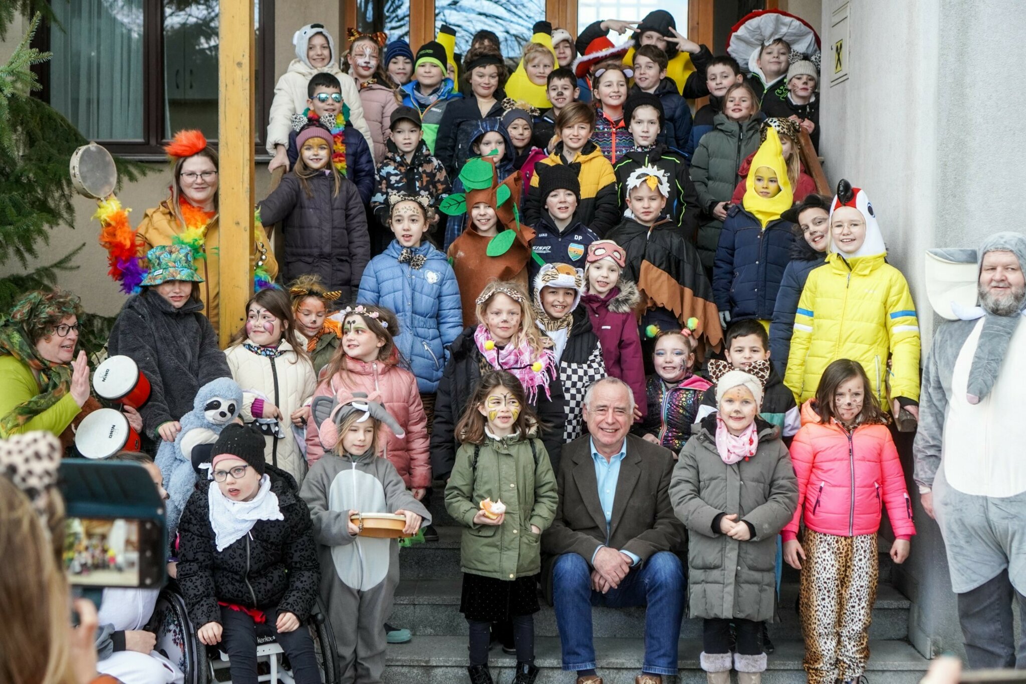 Kinder ziehen durch den Ort: Faschingsdienstag mit der Volksschule ...