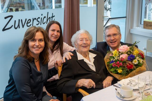 "Tante Schelli": Rüstige St. Veiterin Ursula Altmann feierte 100 ...