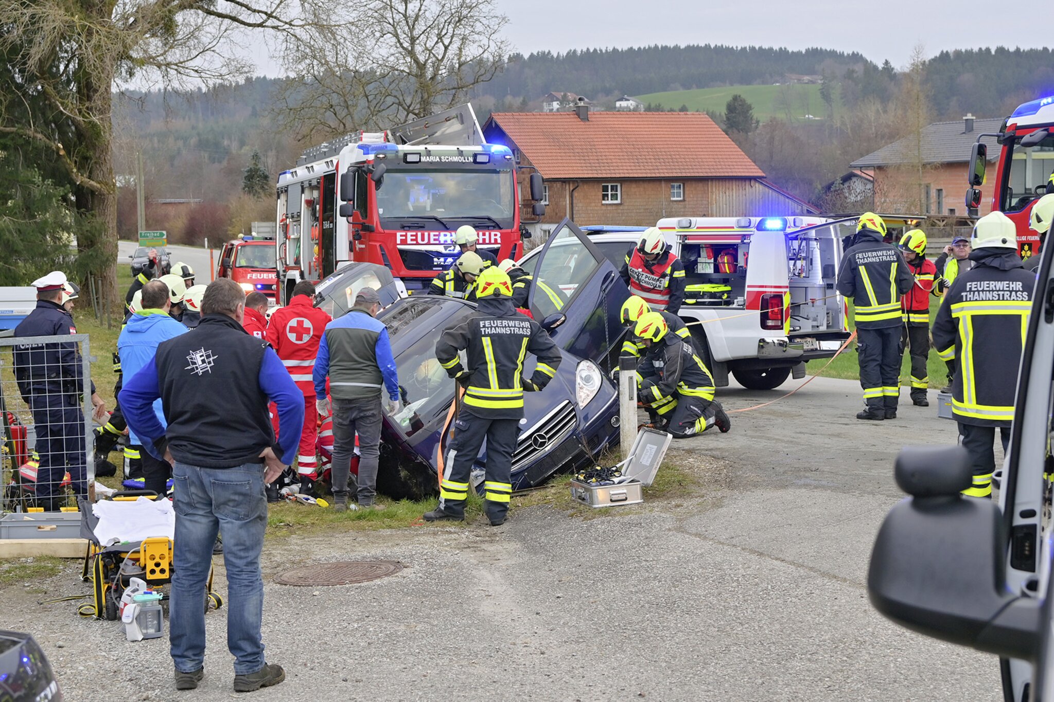 Mit Auto gegen Wasserdurchlass gekracht: Feuerwehr barg Lenkerin aus Unfallwagen - Braunau