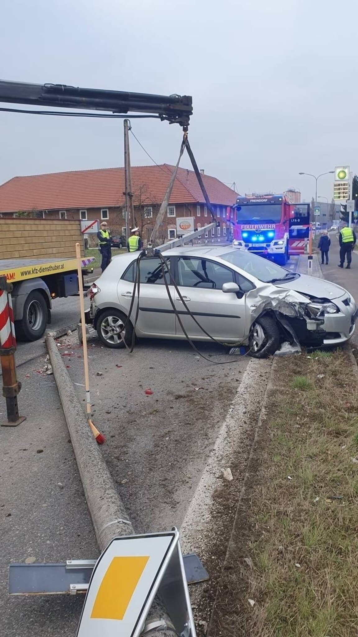 Unfall in Ansfelden: Sekundenschlaf führte zu Kollision mit Lichtmast ...