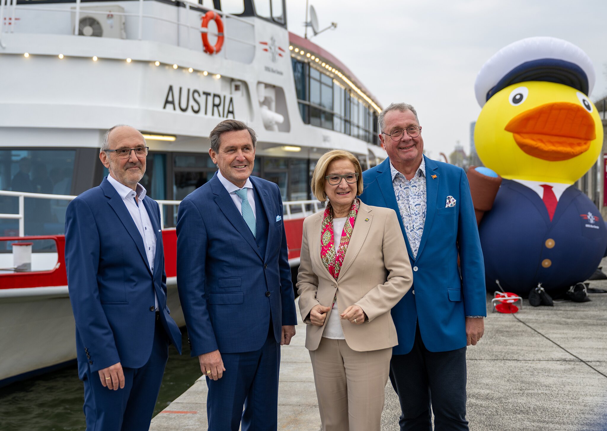 Donauschifffahrt: Die MS Austria zeigt sich in rot-weißem Farbkleid ...