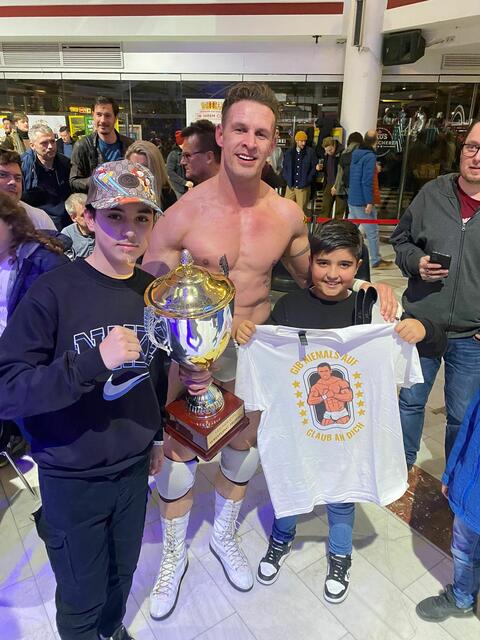 Wrestling in Wien: Peter White holte sich die "Lugner Catch Trophy ...
