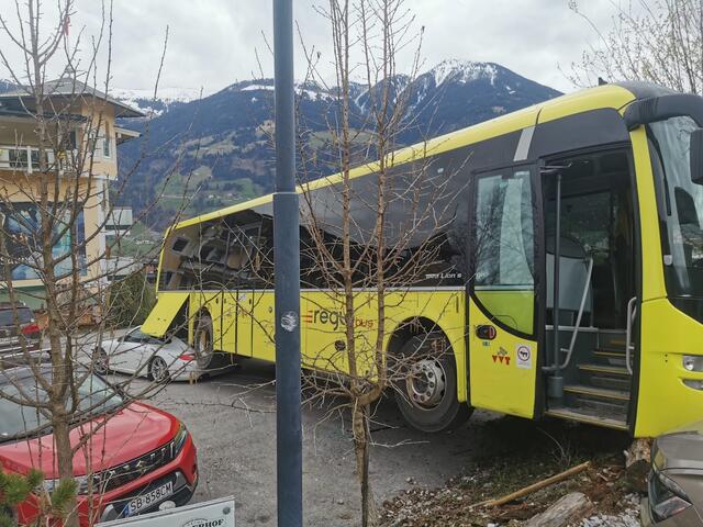 Unfall: Fügen: Bus macht sich selbständig und kollidiert mit Fahrzeugen ...