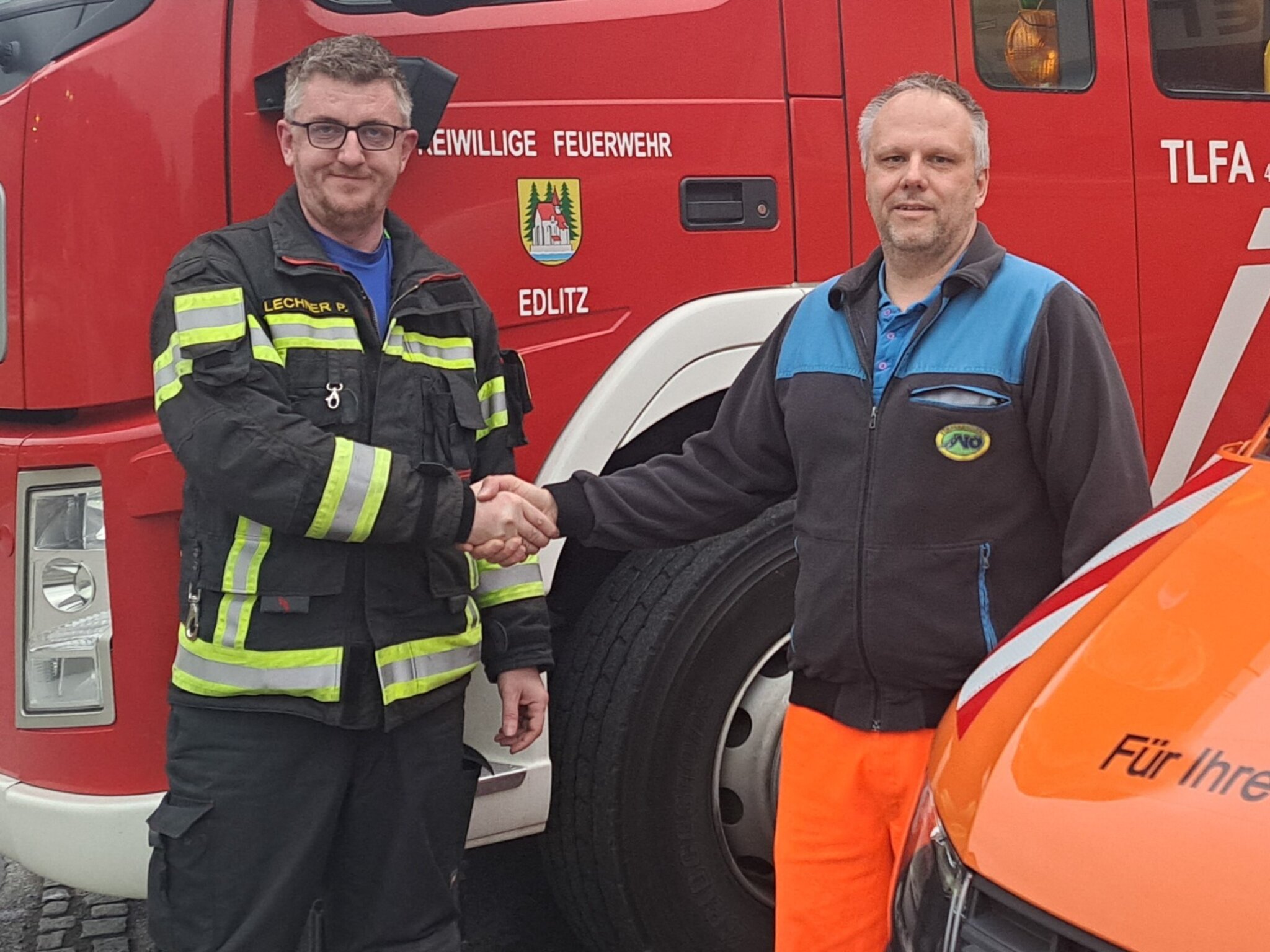 Einsatz in Neunkirchen: Passanten retten Bewohner aus brennendem Haus - Niederösterreich