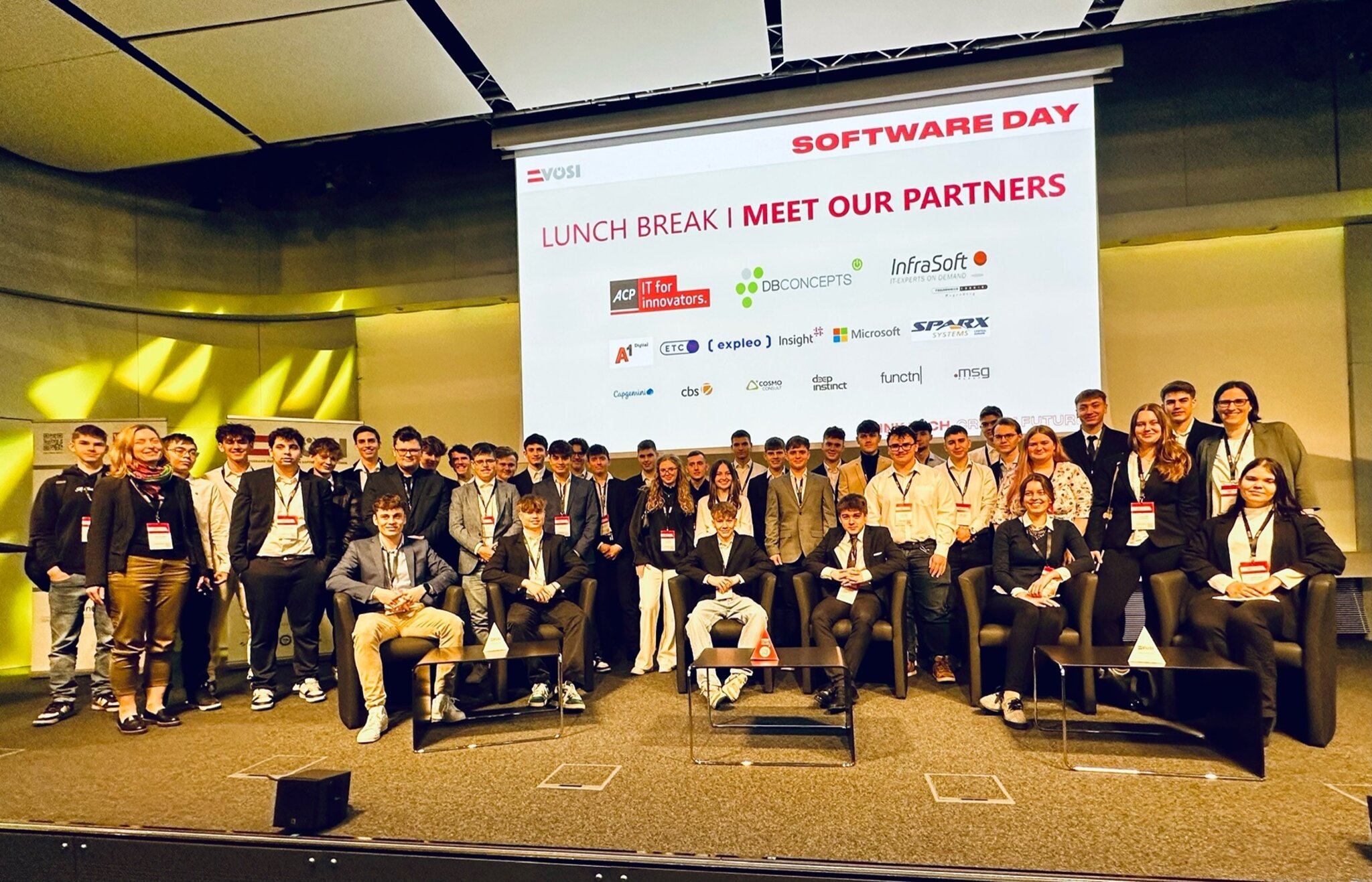 HAK Mistelbach - Digital Business: HAK Schülerinnen und Schüler beim ...