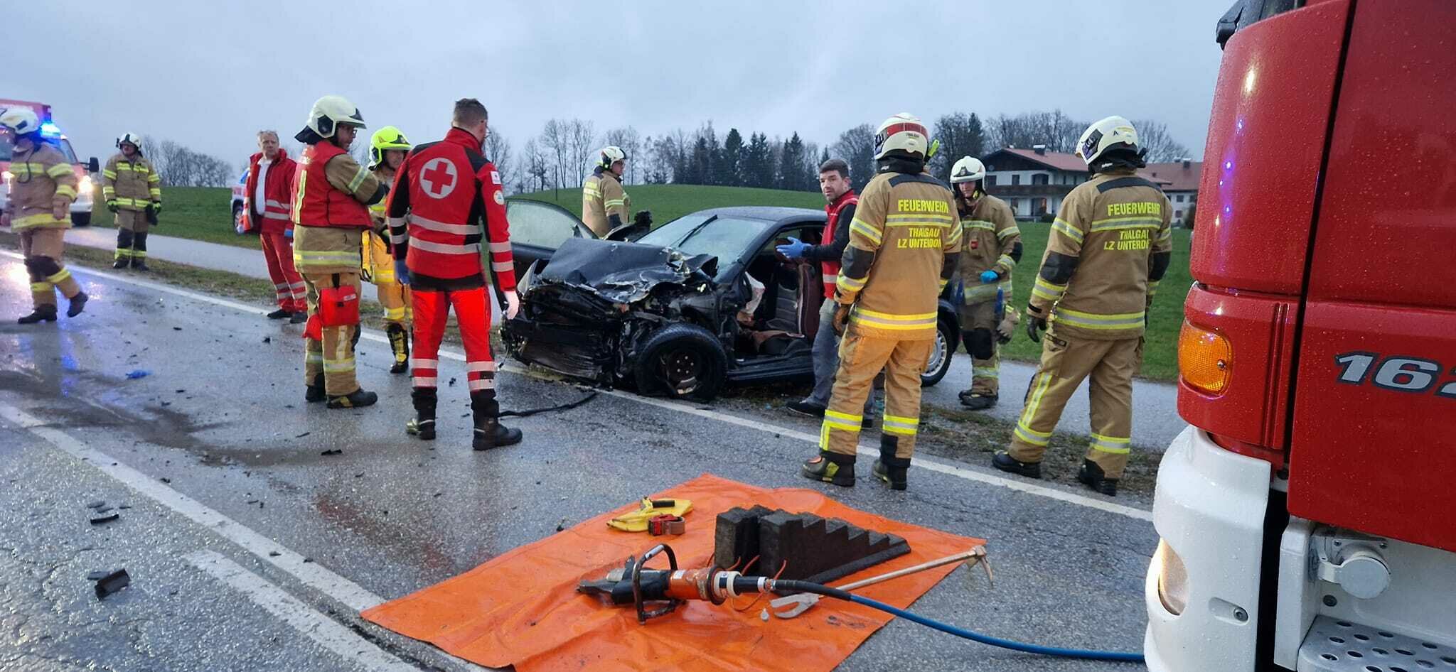 Verkehrsunfall auf der Thalgauer Straße, L103: Eingeklemmte Person aus ...