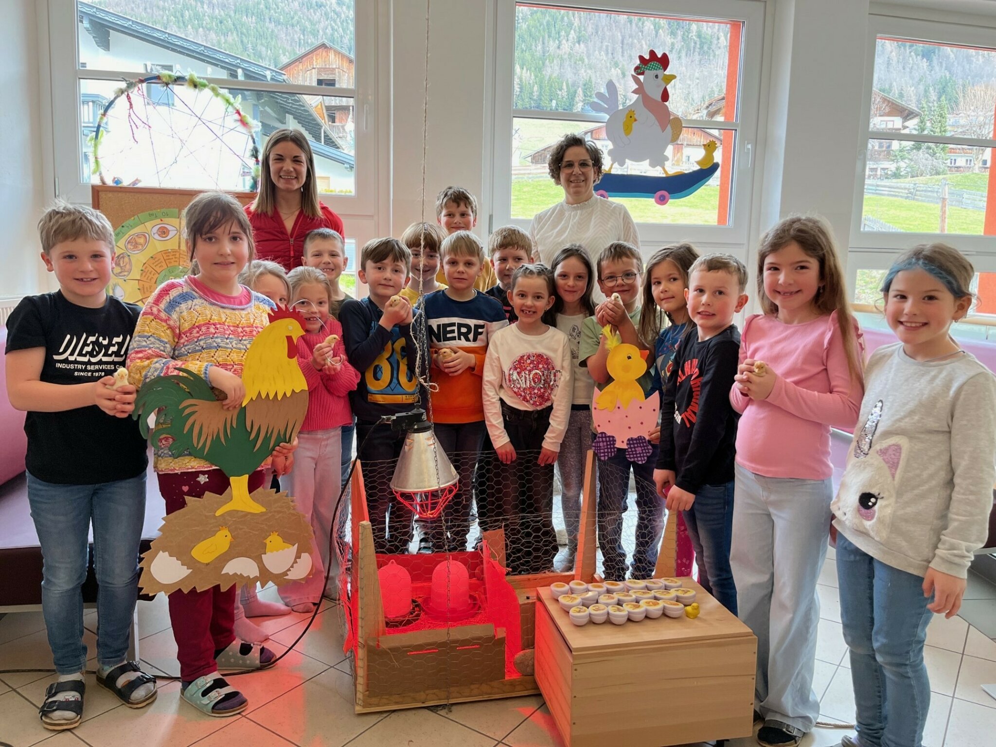 VS Anras: Süßes Kückenpiepsen in der Volksschule Anras - Osttirol