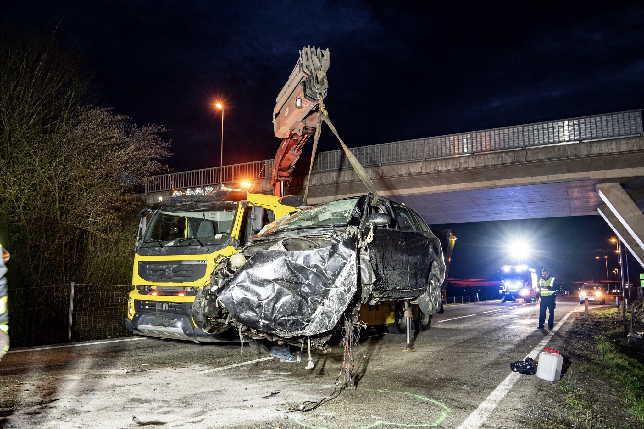 Schwerer Unfall auf der B3: Autofahrer krachte gegen Brückenbauwerk - Perg
