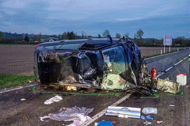 Schwerer Unfall auf der B3: Autofahrer krachte gegen Brückenbauwerk - Perg