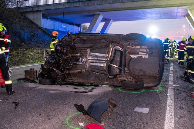 Schwerer Unfall auf der B3: Autofahrer krachte gegen Brückenbauwerk - Perg