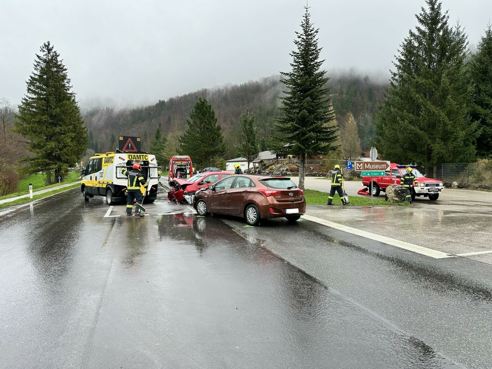 Autounfall in Bad Ischl: Zwei Fahrzeuge auf B145 kollidiert - Salzkammergut