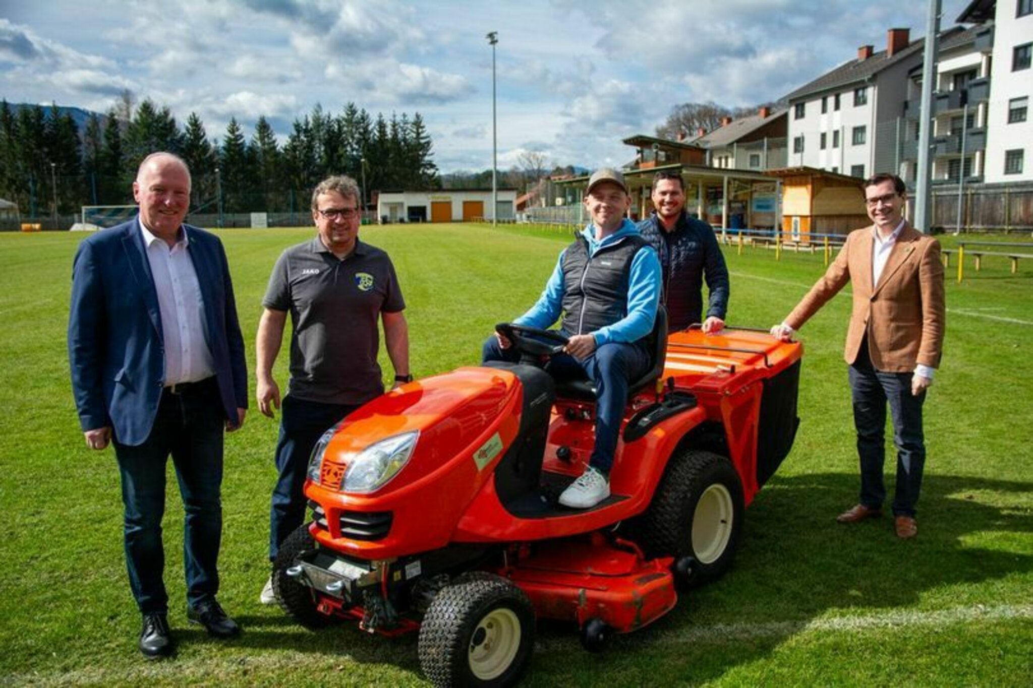 Marktgemeinde Turnau: Neuer Mähtraktor für den SV Turnau - Bruck an der Mur