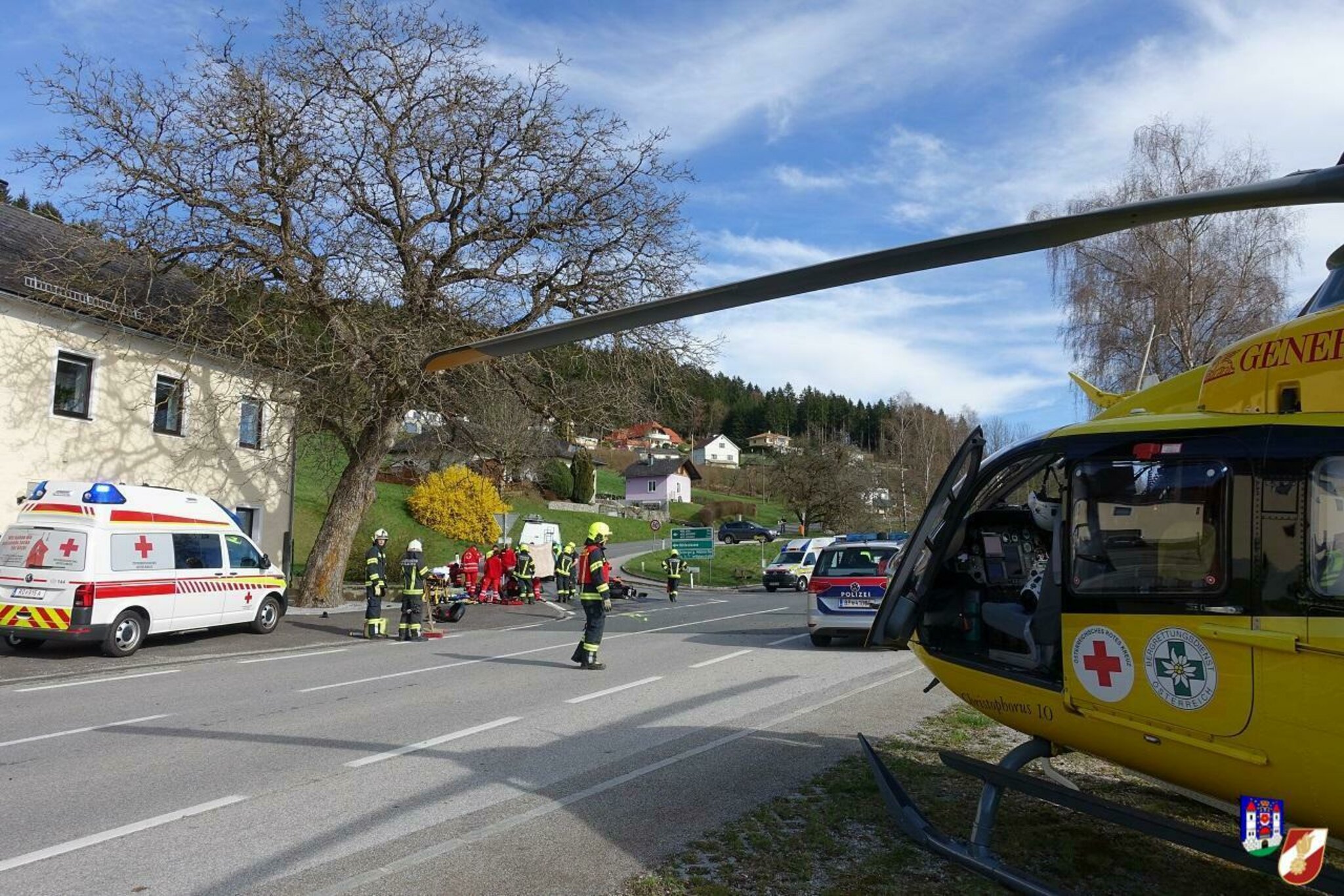 Rettungshubschrauber im Einsatz: Motorradfahrer nach Unfall in Haslach schwer verletzt - Rohrbach