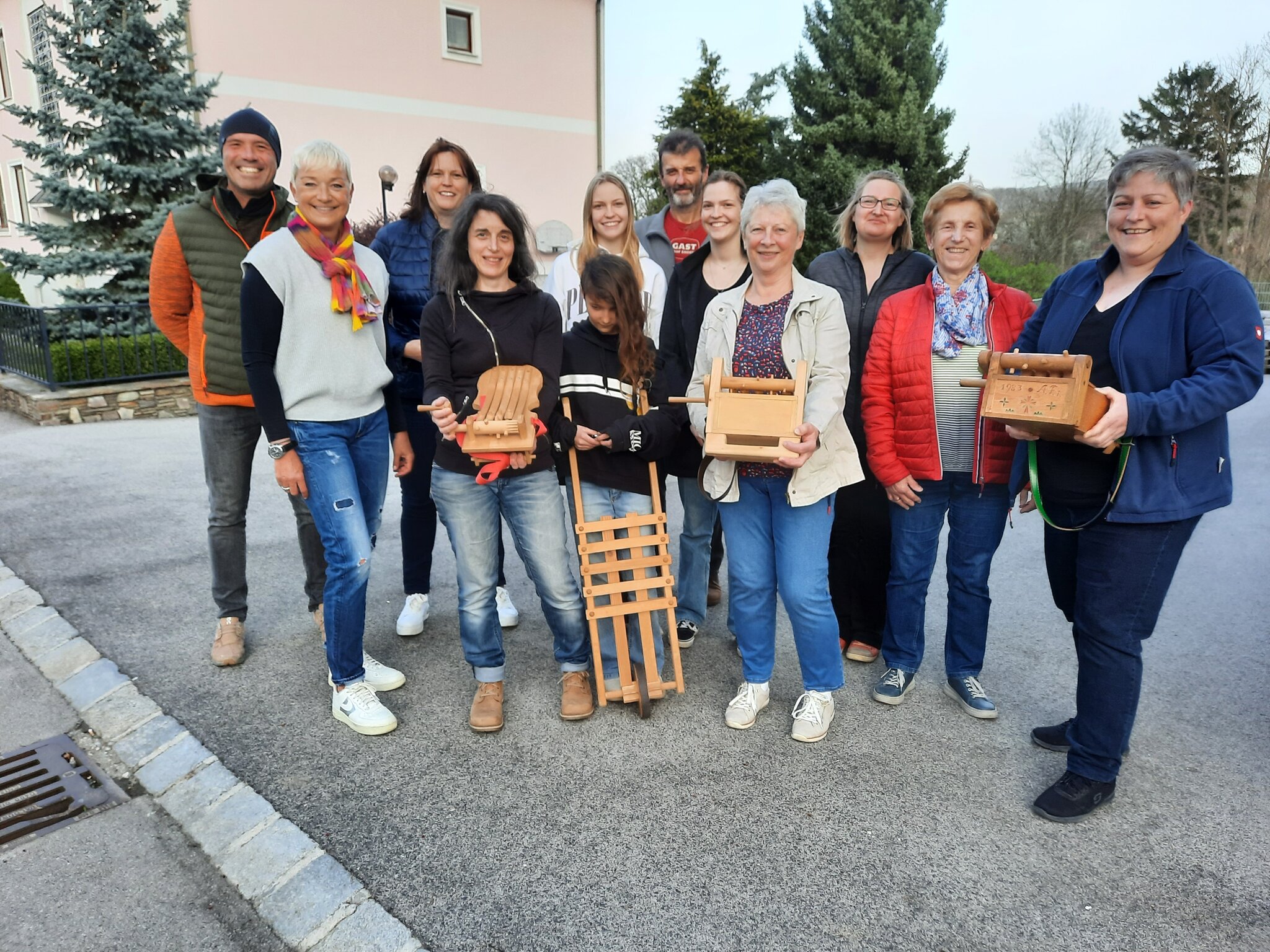Ratschen zu Ostern: Kinder und Erwachsene aus Puch pflegen Brauchtum ...