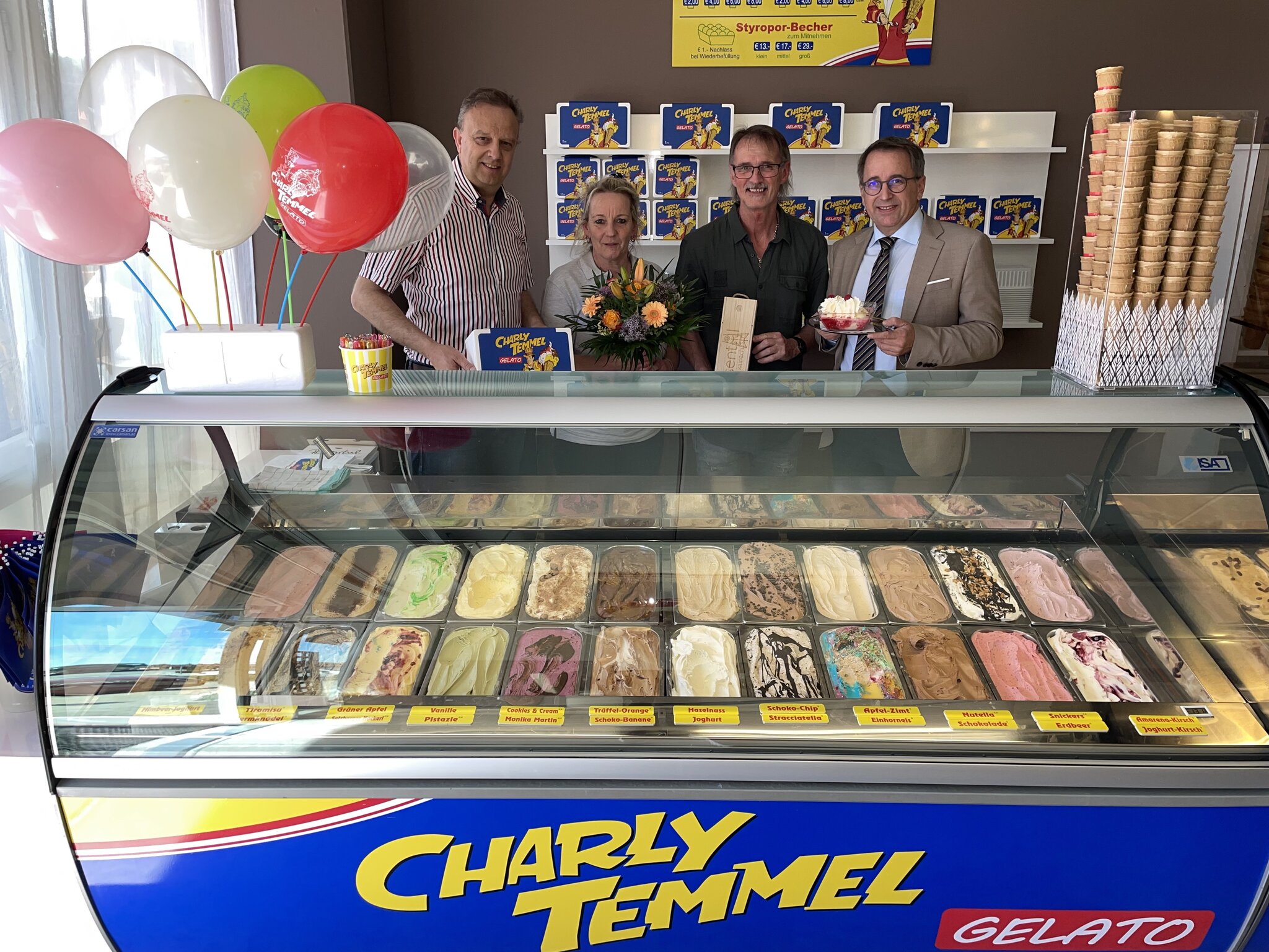 Wiedereröffnung der Temmel-Eisdiele: Temmel-Eis mit Mehlspeisen garniert - Voitsberg