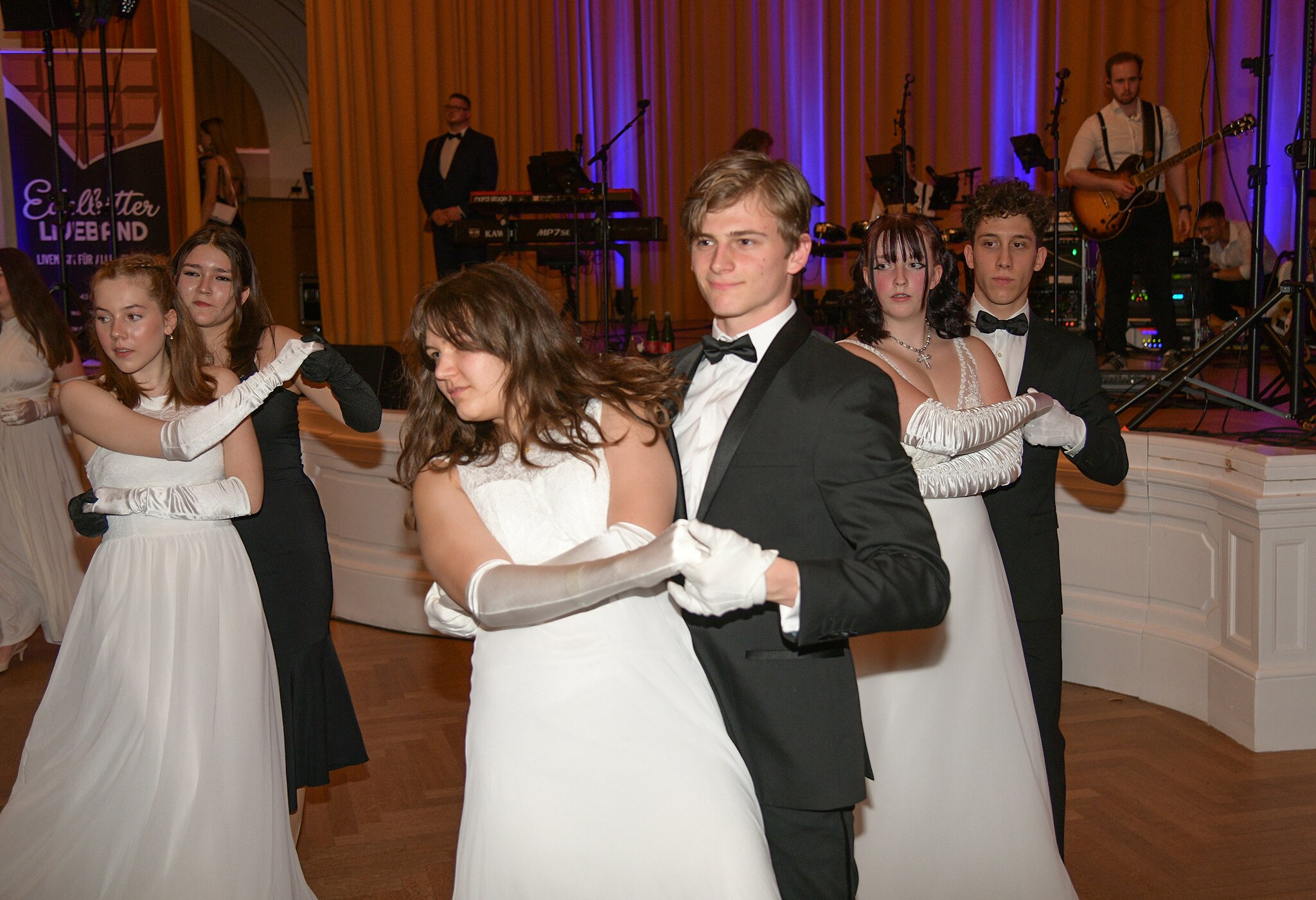 Im Wiener Neustädter Sparkassensaal: BRG Gröhrmühlgasse bat zum Tanz ...