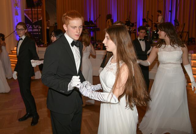 Im Wiener Neustädter Sparkassensaal: BRG Gröhrmühlgasse bat zum Tanz ...