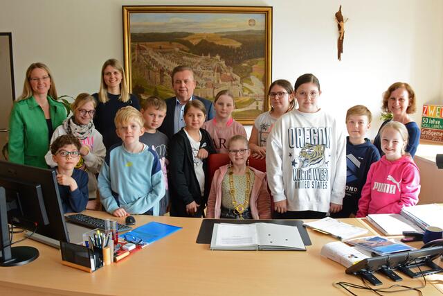 Führung durch Gemeindeamt Zwettl: Volksschule Marbach besuchte Stadtamt ...