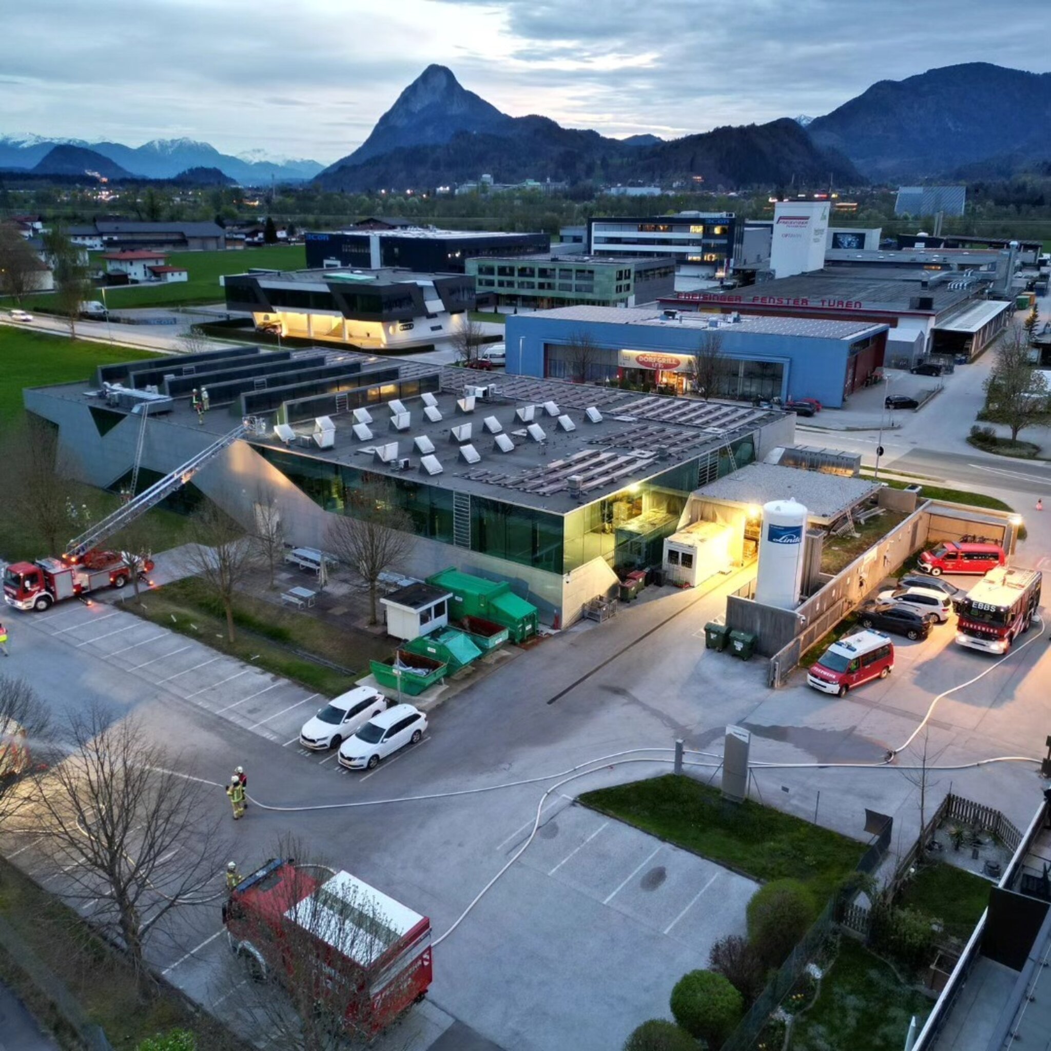 Feuerwehr simuliert Ernstfall: "Alarm" auf Firmengelände in Ebbs - Kufstein