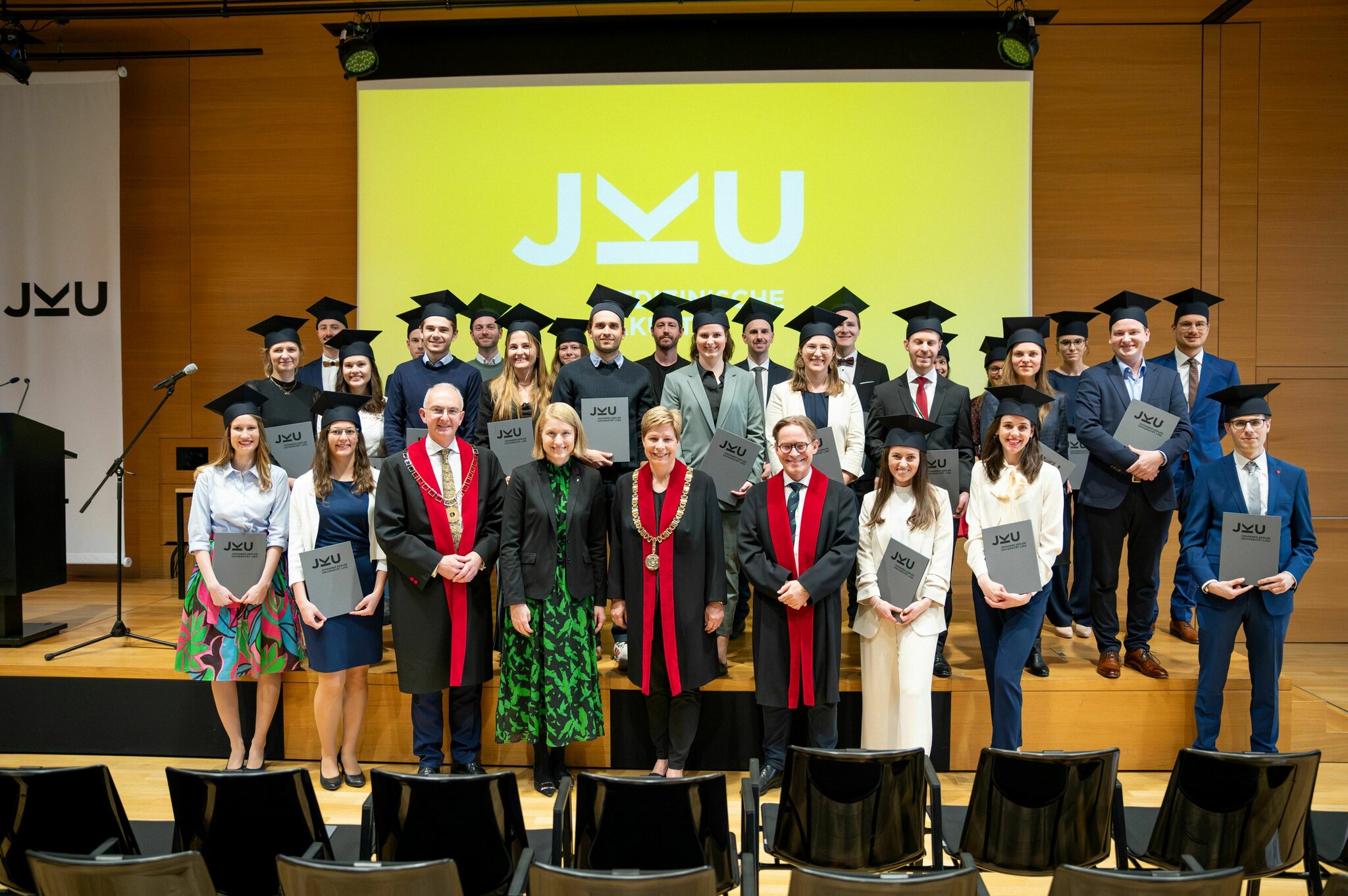 Neue Ärztegeneration: 27 Medizinabsolventen feierten erfolgreichen ...