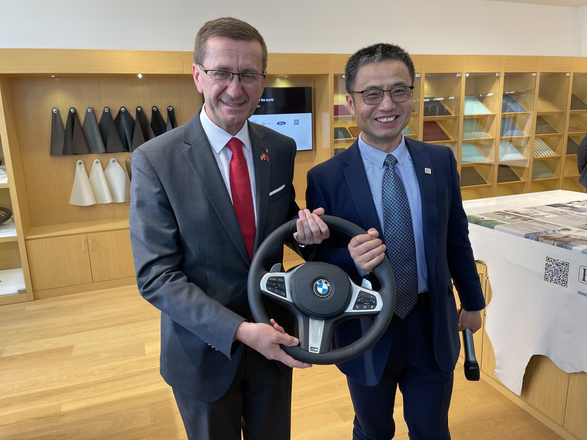 Oberösterreich in China: Waizenkirchner Lecapell näht in China ...